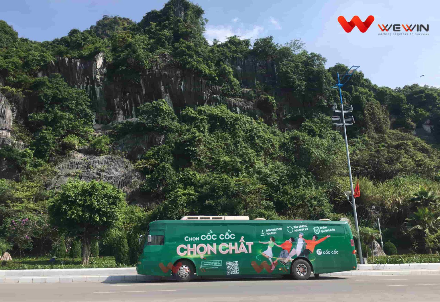 Roadshow Car Luxury siêu mãn nhãn của Cốc Cốc - WeWin Media